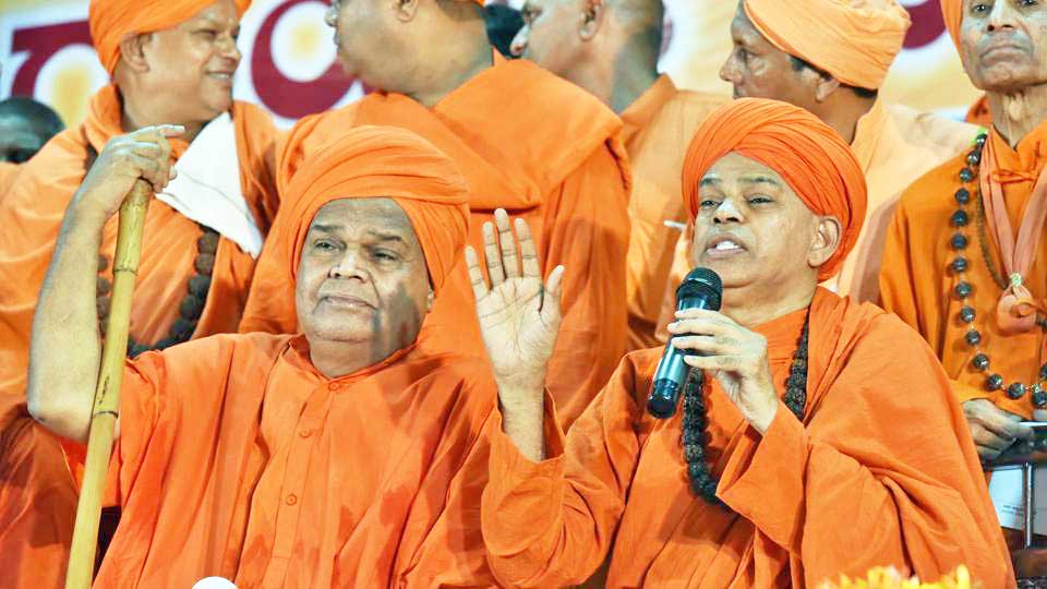 Lingayat seers come out in support of Siddaramaiah govt over separate ...